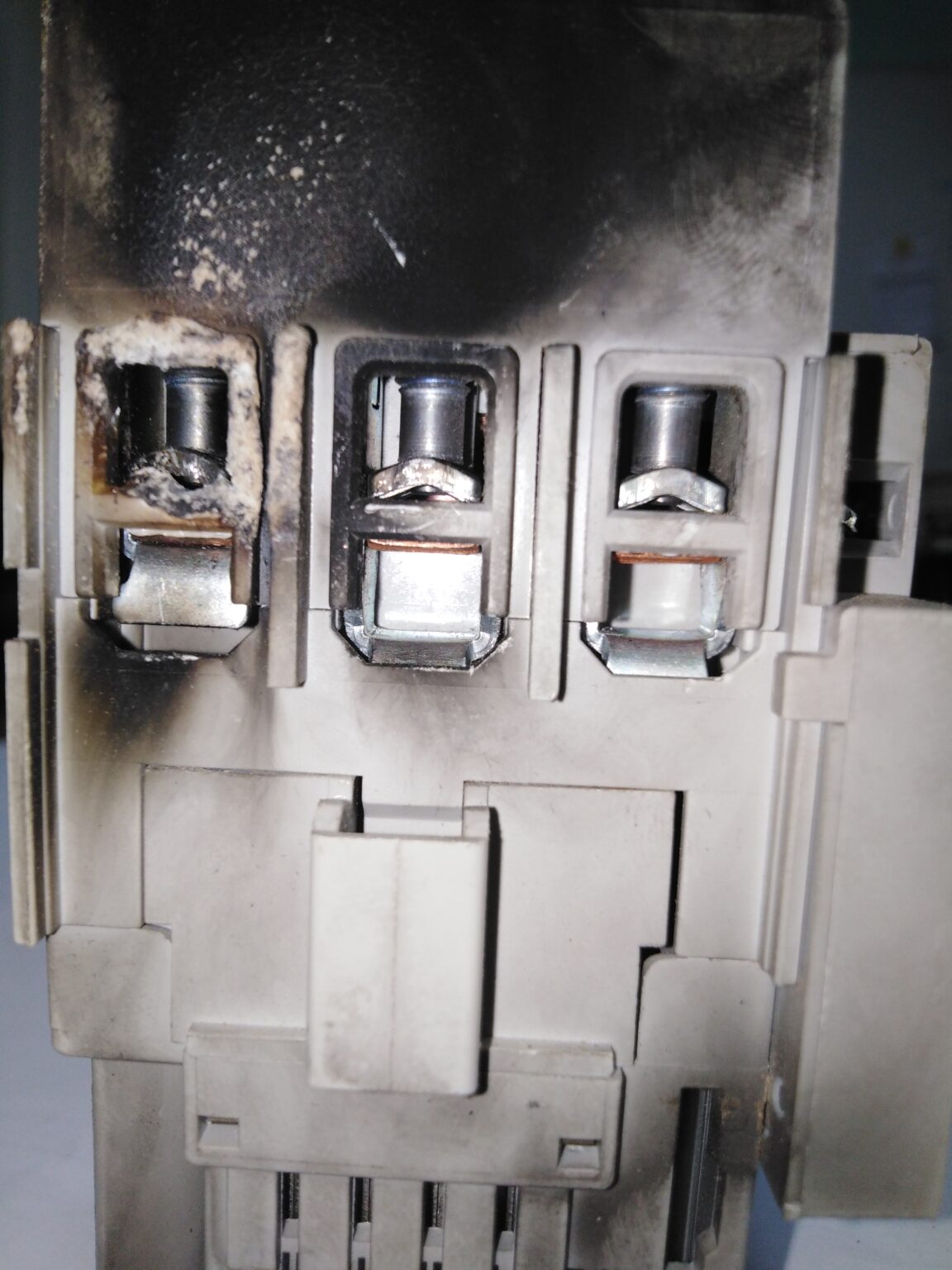 Circuit Breaker 7 Important Answers For Beginners - Electrical4uonline